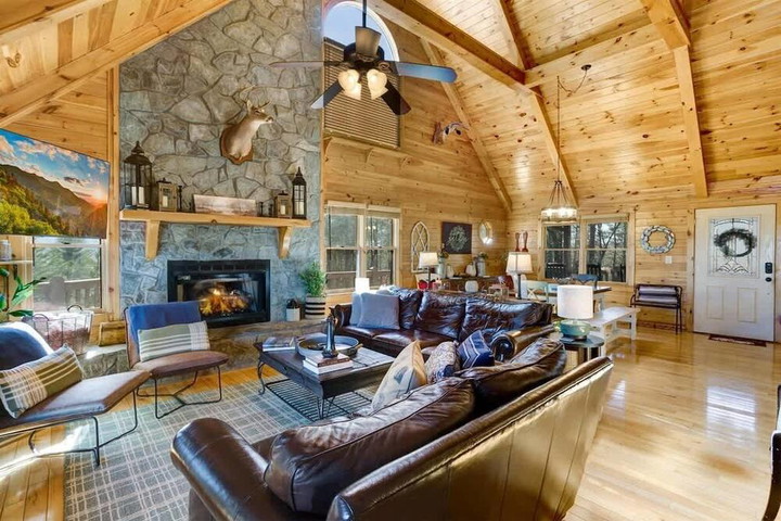 Luxury Cabin W/ View, Hot Tub, Game Room, Fire Pit - Blue Ridge, GA