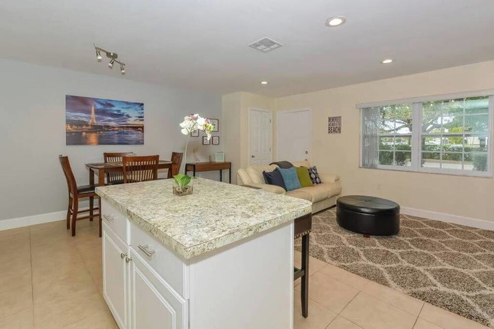 Lovely Cottage Near The Beach & Downtown Srq. - Siesta Key, FL