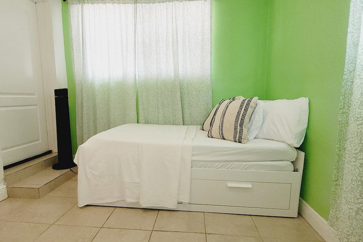 Cozy Bedroom Near Coral Gables - Miami