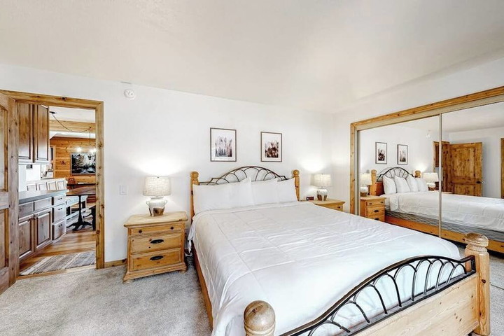 Spacious Condo Near Skiing With Fireplace, Washer/dryer, Deck & Full Kitchen - Mammoth Mountain, CA
