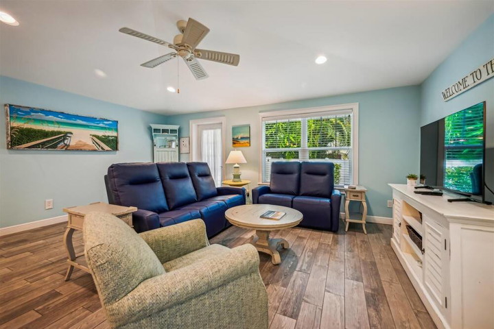 Ground Floor Home For 5, Short Walk To Beach And Private Heated Pool! Lovely Open Living Area - Anna Maria, FL