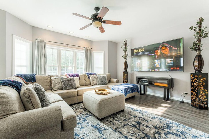 Hot Tub, Smart Tvs, Spacious 5bedroom House In Charming Bolingbrook With Wifi,ac - Naperville