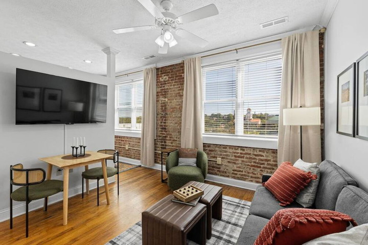 Scot's Suite - Downtown Maryville Loft - Maryville, TN
