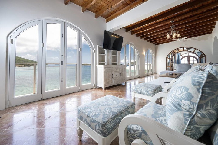 Walk To Beach & Dining! Sleeps 17, Large Pool! - 聖托馬斯島