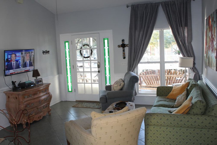 Beach Cottage 3br , Golf Cart W/house, Porch Swing ,Pool 30 Steps Away, Pets Lov - Destin, FL