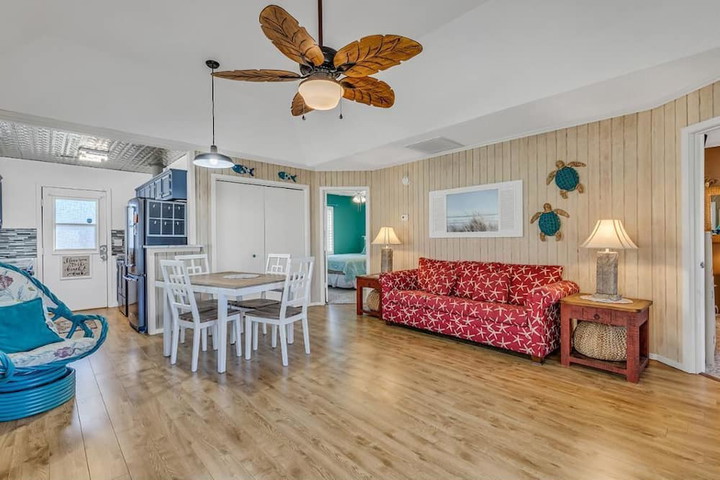 Private Seaside Cottage. Pool Access, Balcony, Outdoor Bar, Short Walk To Beach! - South Carolina