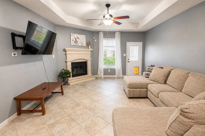 Modern 3br Baytown Home Near I-10, 20min From Downtown Houston - Baytown, TX