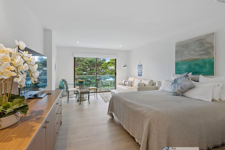 Waves Beach Frontage Studio Apartment With Views In Cowes (Lift Access) - Ventnor