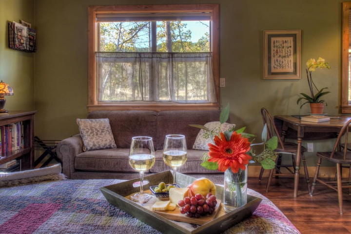 Spectacular Setting, Amenities, And Centrally Located To Mt. Rushmore And Custer State Park, And Hiking. Wi-fi. Excellent Cell Service (Verizon & Att).a Favorite Cabin For Honeymoons And Anniversaries Private Campfire. Off-season Discounts. No Extra - Mount Rushmore, SD