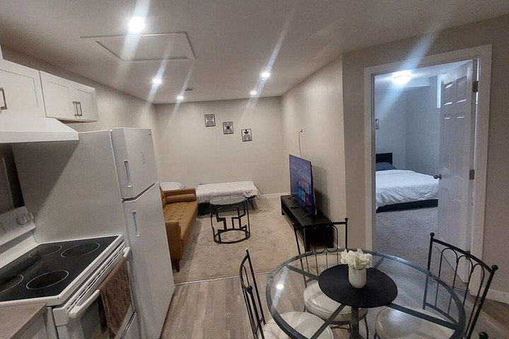 Private Suite Private Entrance, Fast Wifi & Smart Tv Family& Petfriendly - Regina