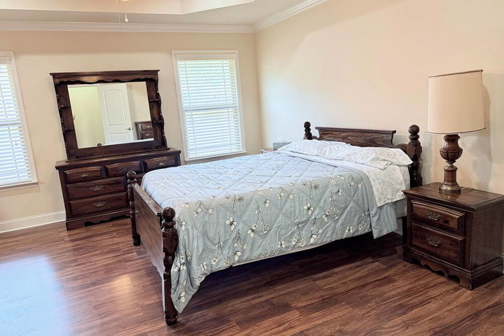 Grand 3-bedroom House With Ac In Friendly Central Huntsville Close To Everything - Huntsville, AL