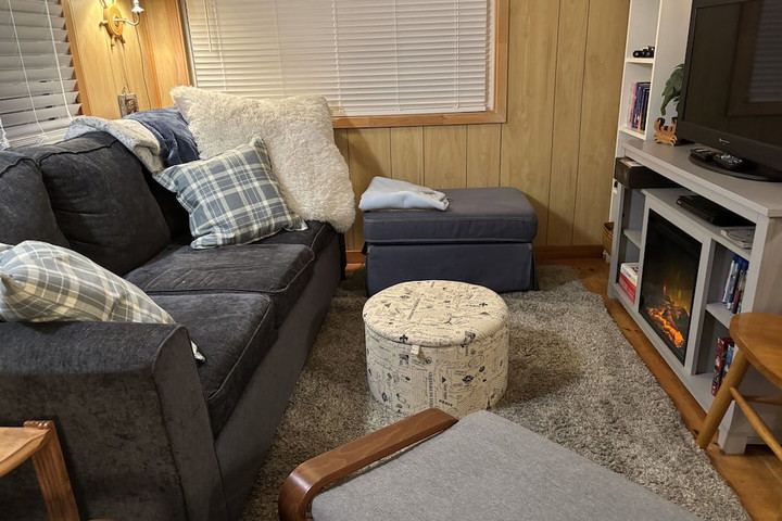 Lakefront 4-bedroom Cottage W/ Ac Near The County. Pet-friendly. Great Fishing! - Napanee