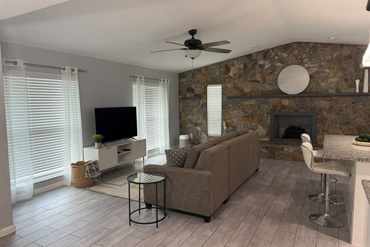 Clean And Cozy, Great Mattress And Nice 2 Car Garage. Big Yard, Large Driveway. - DeLand, FL