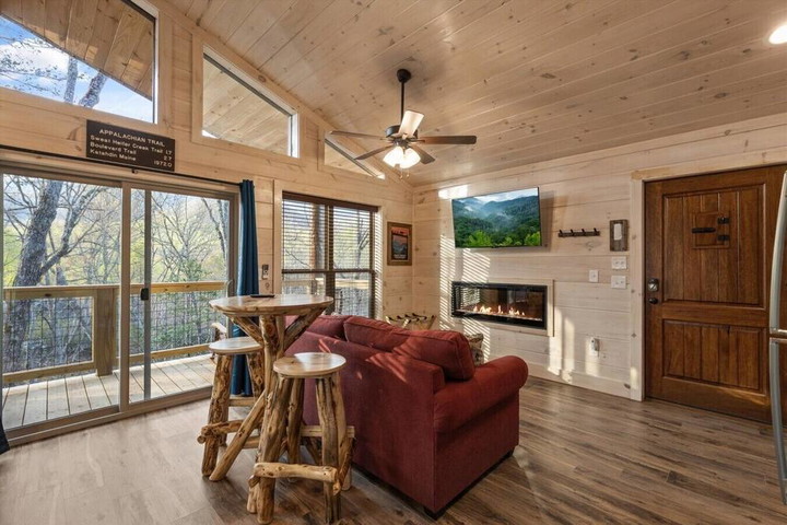 Hot Tub + King Bed + 24 Min To Gatlinburg - Cosby, TN