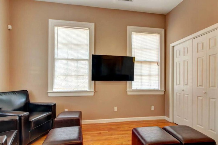 Entire 2bd, Near Forsyth Park - Savannah, GA