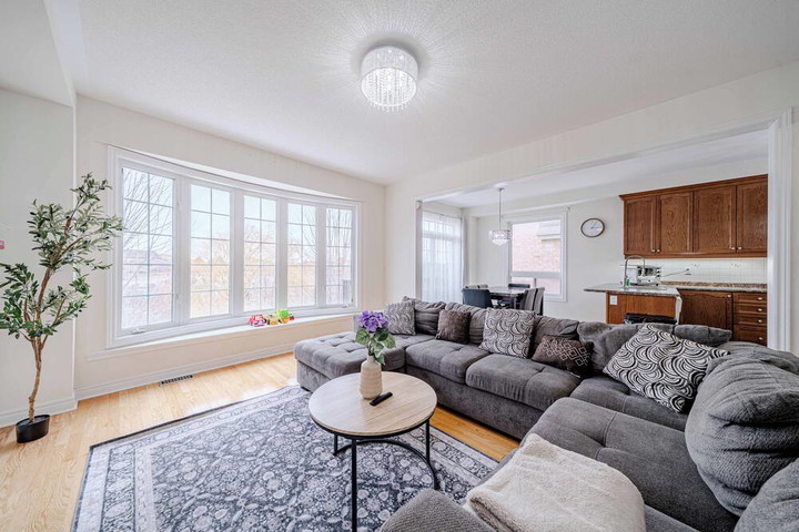 Ravine Getaway | Family & Wedding Retreat  Sleeps 20, 3 Kitchens, Nature Views - Brampton