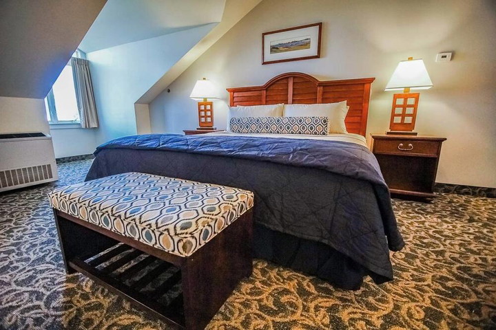 Deluxe 1br Condo W/ Jacuzzi & Bay Views - Newport, RI