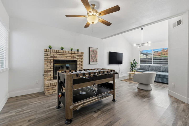 Modern Home Near Med Centers, King Bed, Fire Pit - Clovis, CA