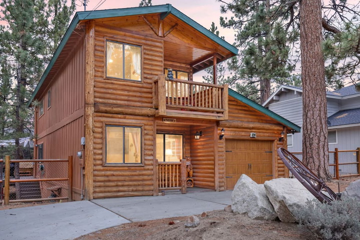 Lodge De Montagne Acceptant Les Animaux : 2 Suites, Cheminée à Gaz & Grande Terrasse - Big Bear Lake, CA