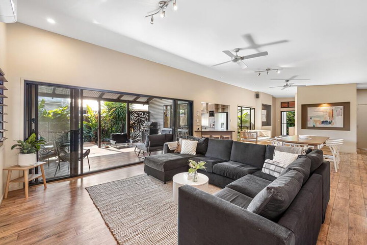 Mudjimba Escape - Pet Friendly, Luxury Villa W/pool - Mudjimba
