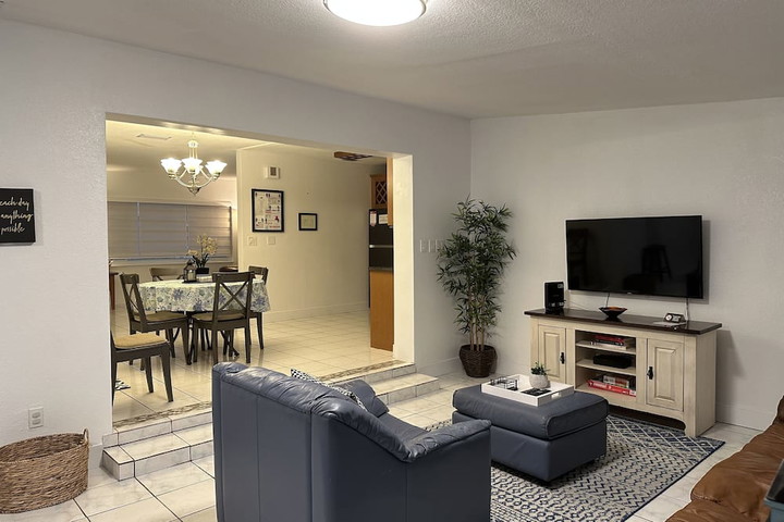 Spacious Getaway Home Waiting For You! - Florida City, FL