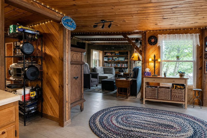 Serene Lakefront Cottage With Mountain Views - New Hampshire