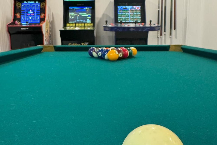 Awesome Game Room; Near Boyne Mtn; Fireplace; Stunning Lakefront Reno; Huge Deck - East Jordan, MI