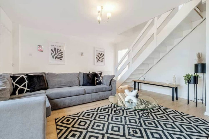 3 Bedroom Home With Free Parking & Wifi - Buckinghamshire