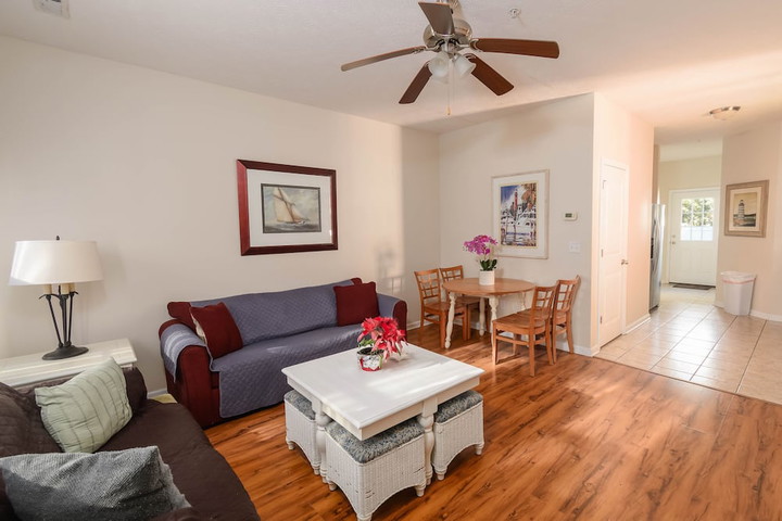 2-bedroom Cottage, One Block To Beach! Free Wifi, Free Parking - Myrtle Beach