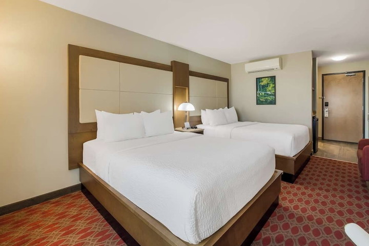 Relax In Style: 4 Spacious Rooms, Indoor Swimming Pool And Free Shuttle - 