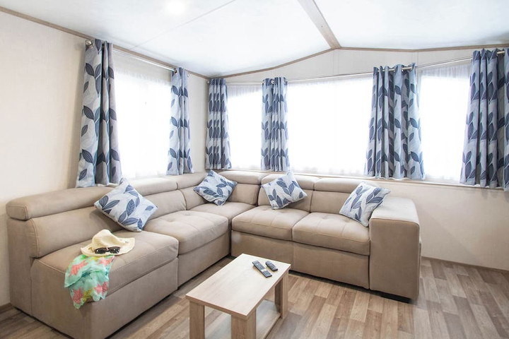 12ft-wide Caravan With One Double With En Suite Bathroom And One Twin Bedroom. - Lymington