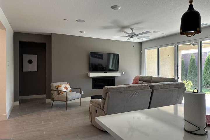 Cheerful & Cozy 4 Bedroom And 3.5 Bath Home. - Stockton, CA