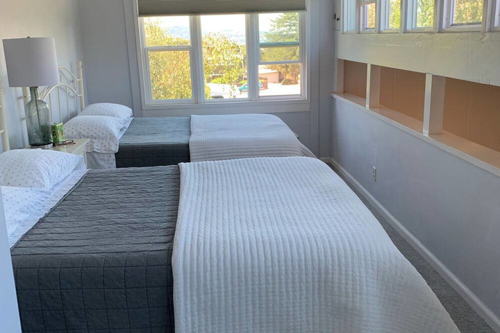 Monterey Peninsula Area Seaside Guest House - Monterey, CA