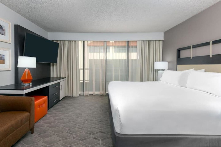 Conveniently Located Near A Variety Of Attractions! Free Parking And Breakfast! - Dallas