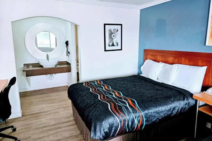 Relax In A Clean Studio W/ King Bed + Private Bathroom, Central Ridgecrest - Ridgecrest, CA
