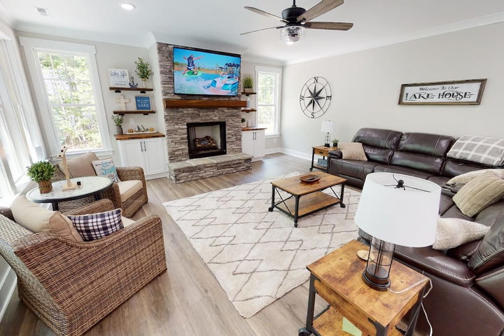 Newer Property At Kerr Lake With Dock! Family-sized With Game Room And Lg Porch! - Henderson, NC