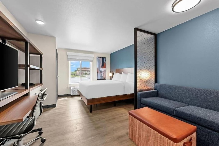 3 Suites | King Bed + Kitchen & Sofa For Comfortable Stays - Brownsville, TX