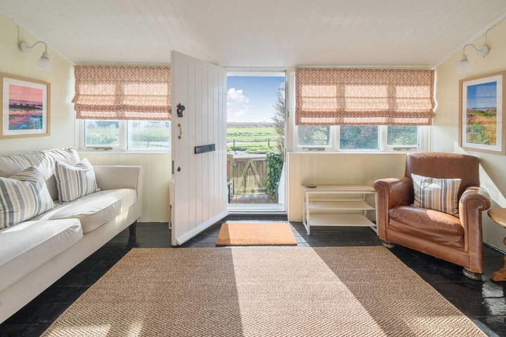 Unique Railway Carriage Home On Selsey Seafront Sleeps 7, 5 Bedrooms - West Wittering
