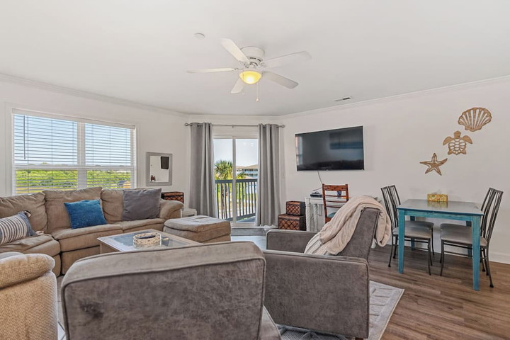 Ocean Vibes: Condo Close To Community Pool And Grilling Area - Oak Island, NC