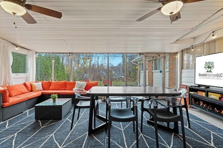 Enclosed Patio Gas Fireplace Ev Charger Bbq 4bed 2bath- Entire House Royal Oak - Royal Oak, MI