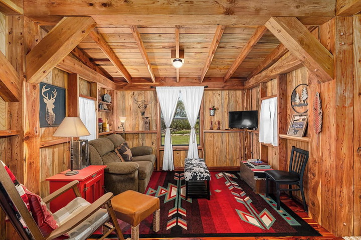 Texas Saw Mill (Cabin #1) - Hot Tub & 10 Mins To Main St - Fredericksburg, TX