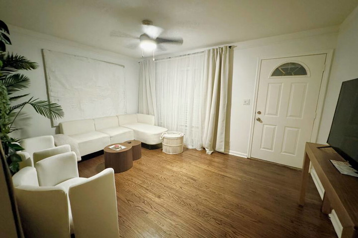 Calm Cozy Home With King Bed, Washer & Dryer, Wifi & More - Farmington Hills, MI