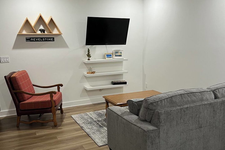 Brand New Modern Mountain Suite W/heated Driveway And Sidewalks - Revelstoke