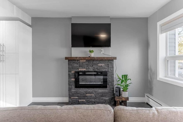 Warm & Modern Home In Yellowknife | Sleeps 5 - Yellowknife