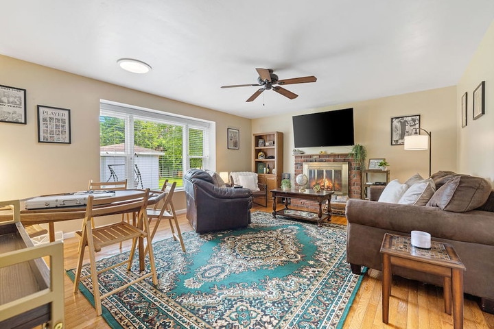 Lombardi's Lodge: 4br Home 5min Walk To Lambeau - Green Bay, WI