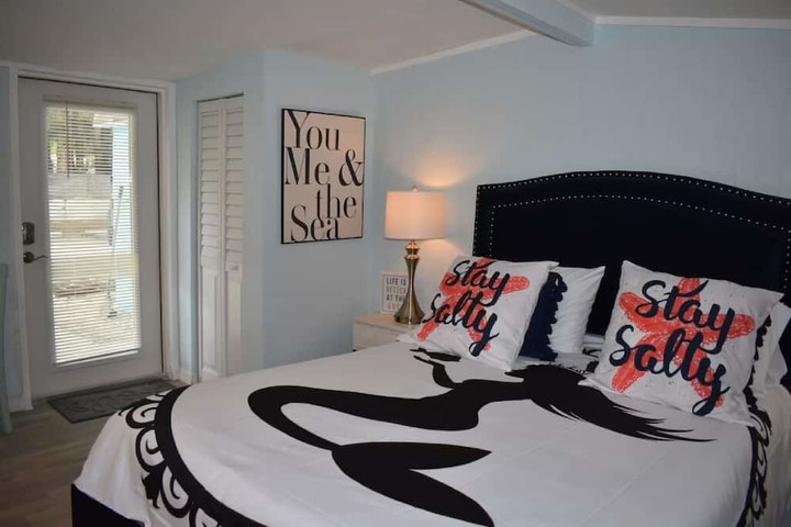 Chambre à Thème Sirène "Salty Siren" Au Weeki Wachee Waterfront Adventure Retreat - Pine Island, FL