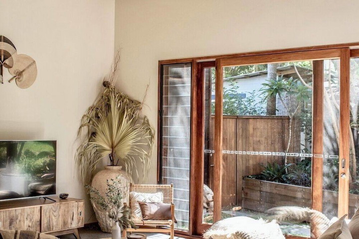 Beach Jungle: Pet-friendly Guesthouse, Hot Tub, Pool & Fire - Byron Bay