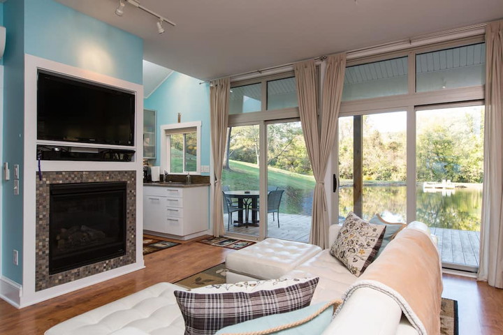 Fantasy Cottage: Private Pond, Waterfall, Hot Tub - Front Royal, VA