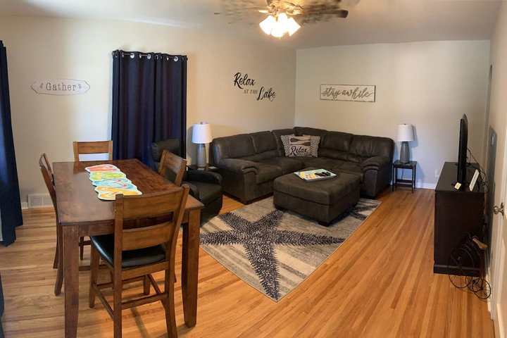 Modern 3-br Downtown Retreat  Walk To City Beach, Dining, Shops & Nightlife - Clear Lake, IA