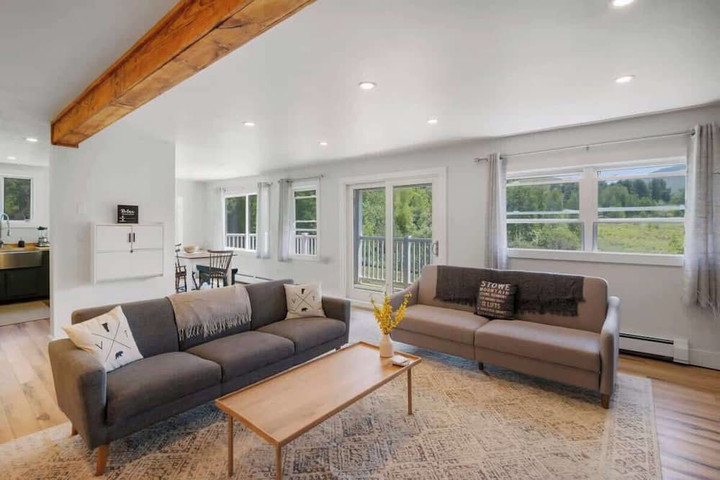 Modern Condo Filled With Natural Sunlight - Waterbury Village Historic District